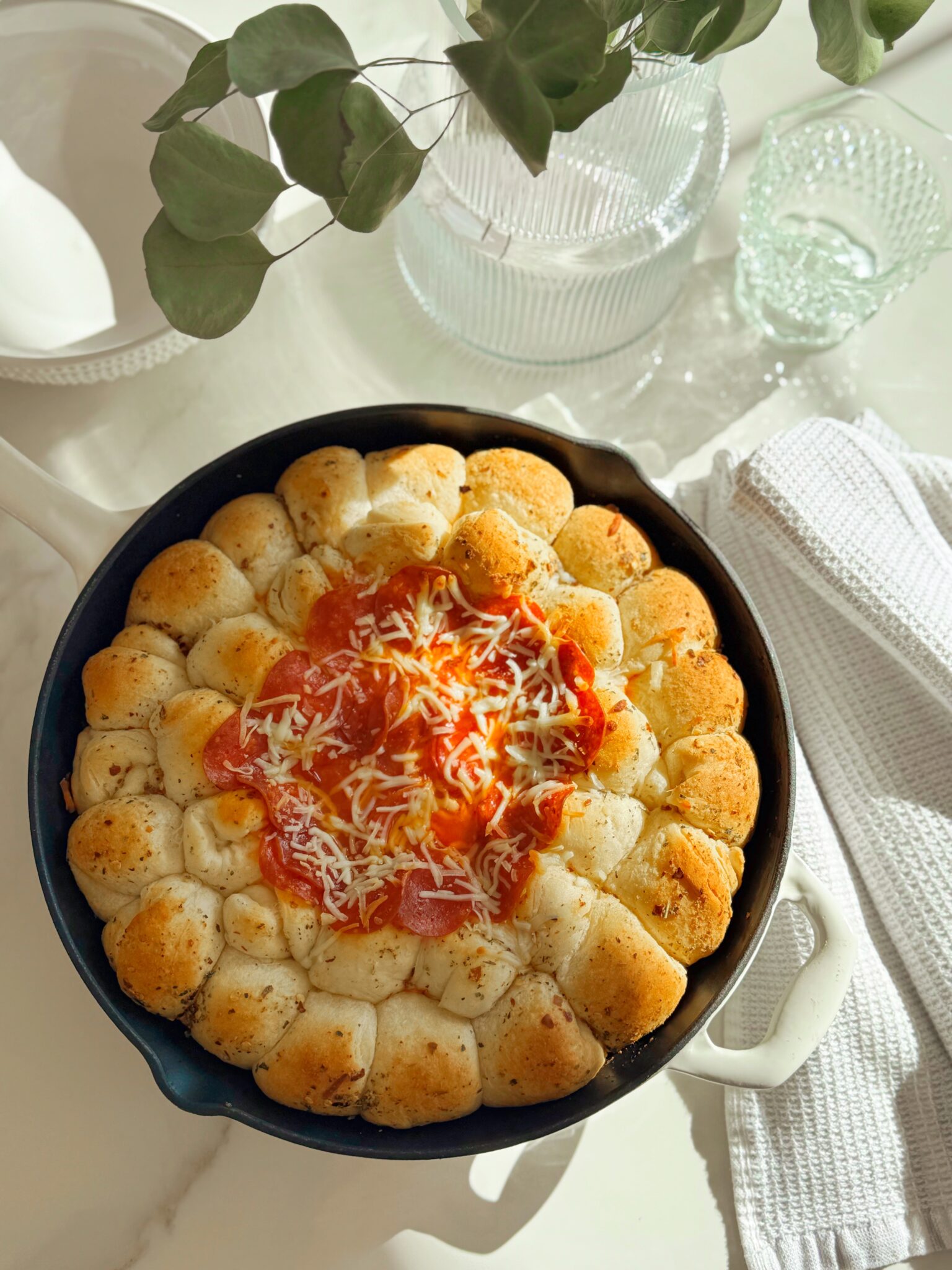Easy Skillet Pizza Dip with Flaky Garlic Biscuit Dippers - stir and gather
